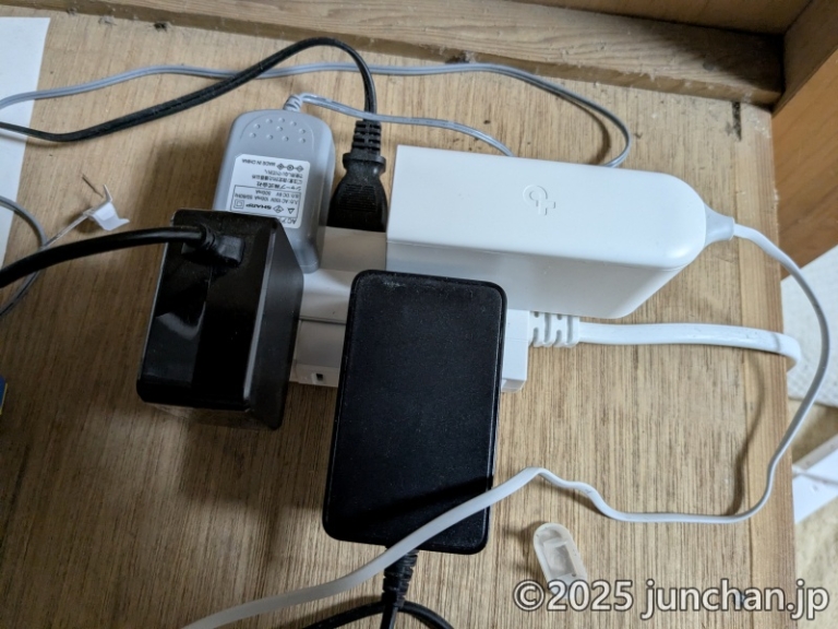 サンワサプライの電源タップ「TAP-SP2110N-2W」でサイズも形状もバラバラなアダプタがうまく収まってくれた | Drafts